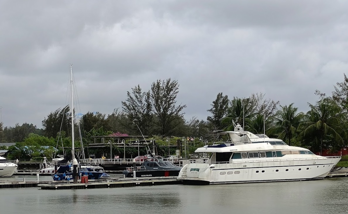 The Floating Home of Miri Bay – BATOE.NET